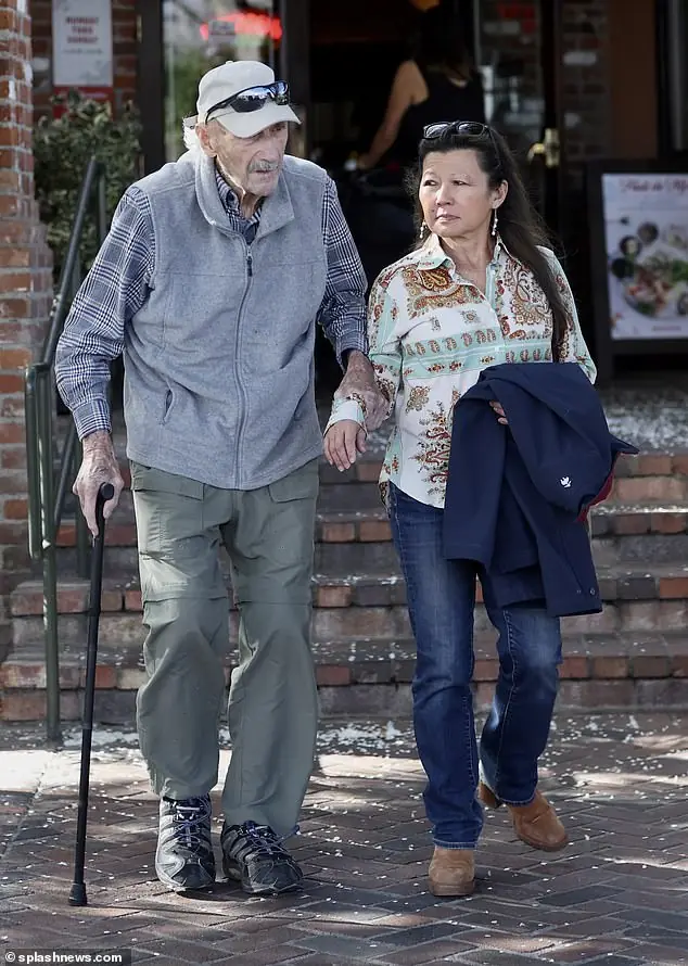 Gene Hackman, 94, treats himself to an apple pie and a coffee while ...